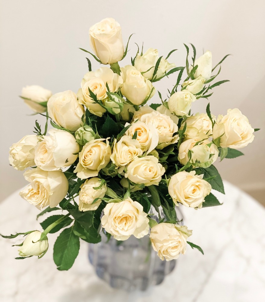 Spray roses Baikal FRESH EXCHANGE FZCO | M-flowers – flowers wholesale ...